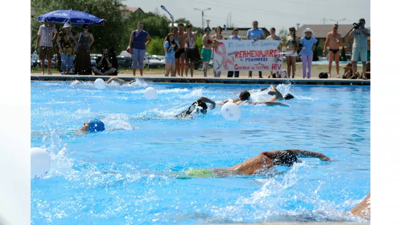 272 de inotatori se aliniaza la linia de start pentru a sustine 23 de ...