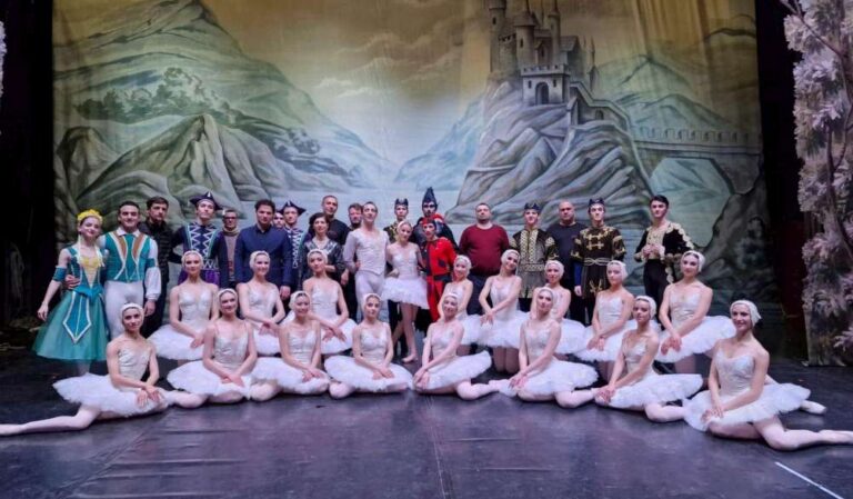 „Lacul lebedelor” – primul spectacol de balet al stagiunii 2023-2024 la ...
