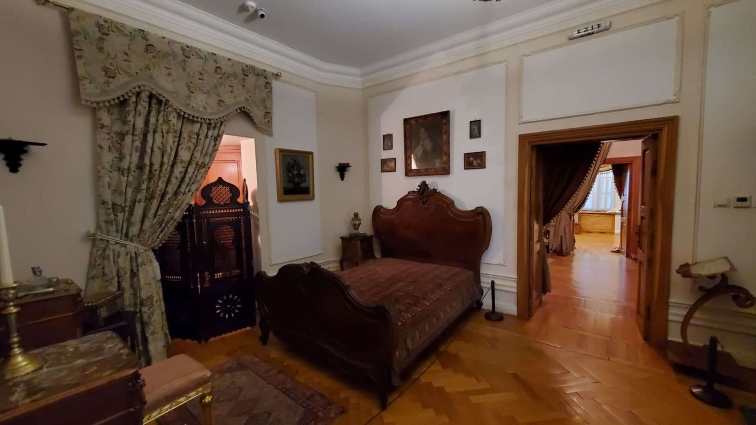 O noapte la muzeu în Târgul Ieșilor. Cât costă să dormi în casa ...
